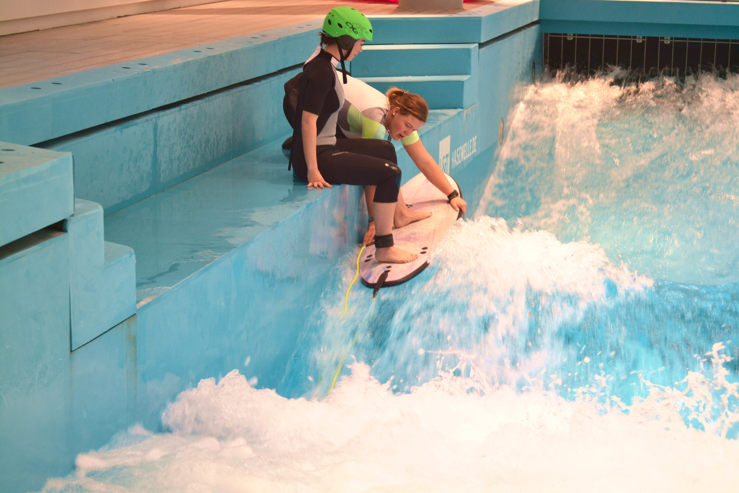 Surfen auf der Hasewelle im Kaufhaus L+T in Osnabrück