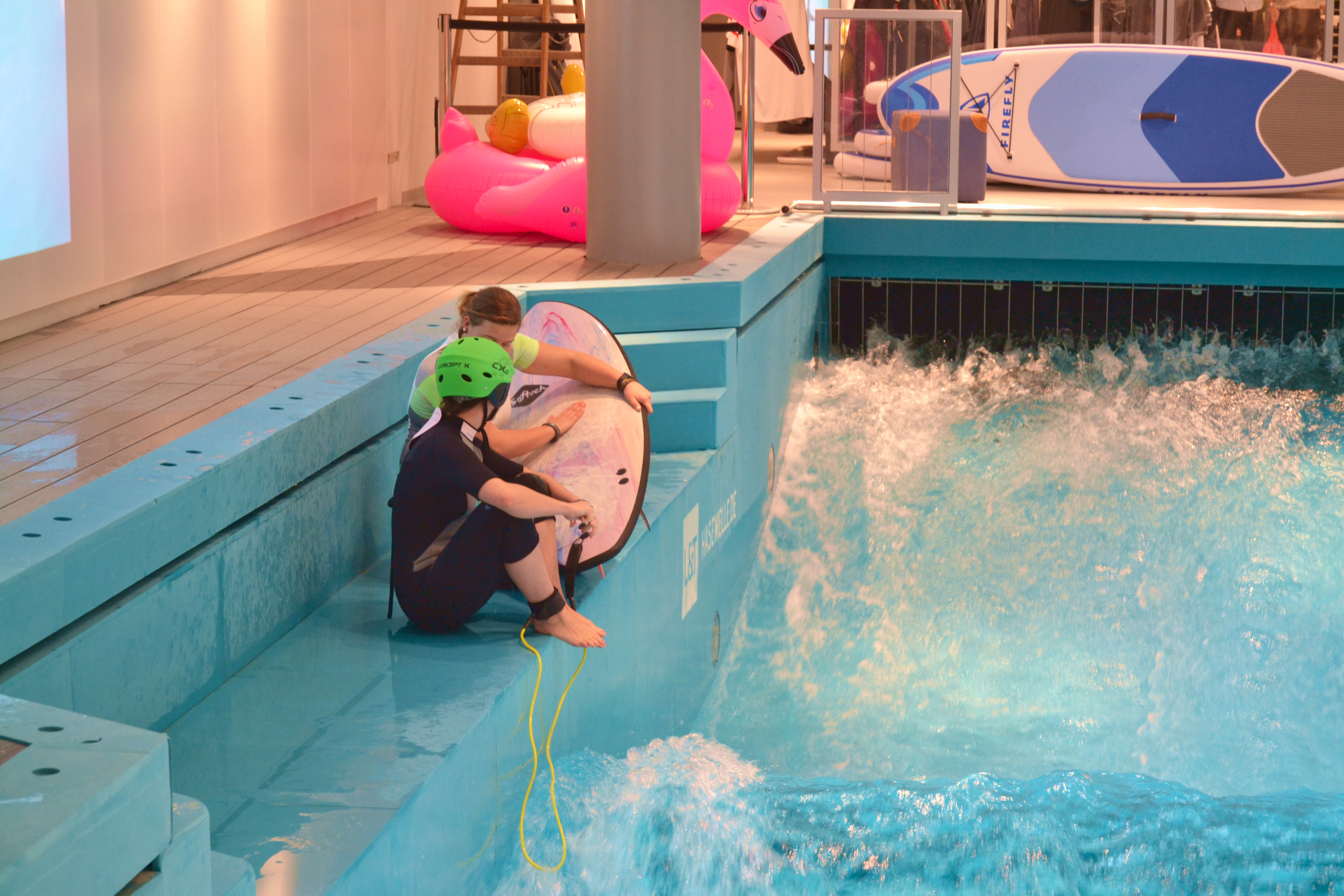 Surfen auf der Hasewelle im Kaufhaus L+T in Osnabrück